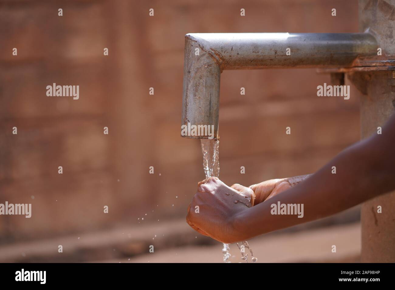 African child drinking clean water hi-res stock photography and images ...
