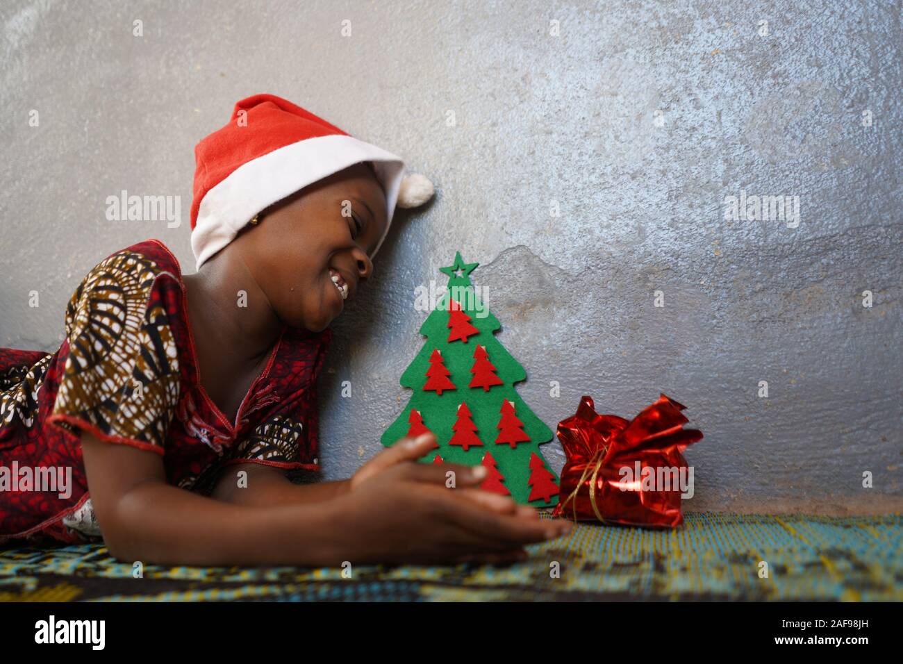Two children wearing santa hat hi-res stock photography and images - Alamy