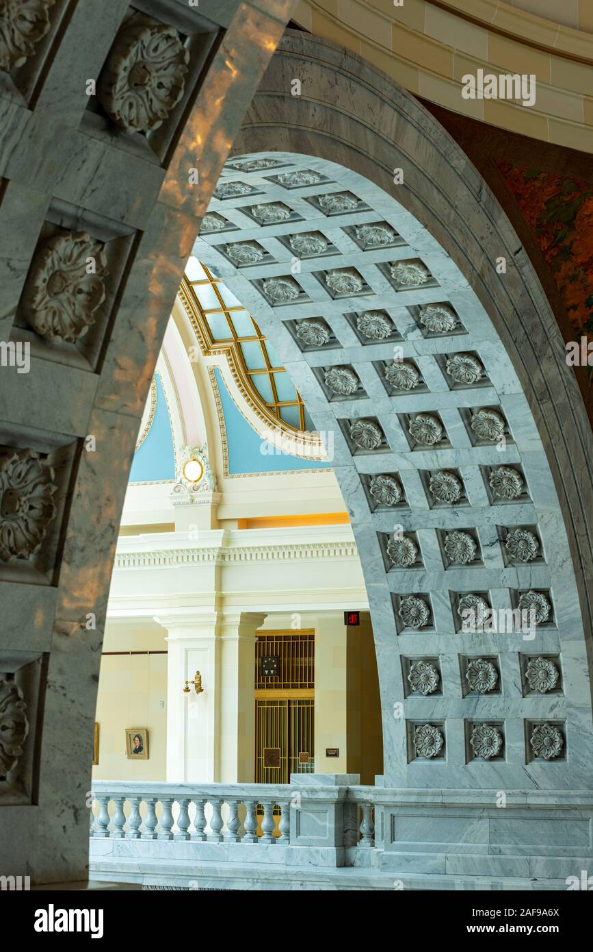 Elevator in atrium hi-res stock photography and images - Alamy