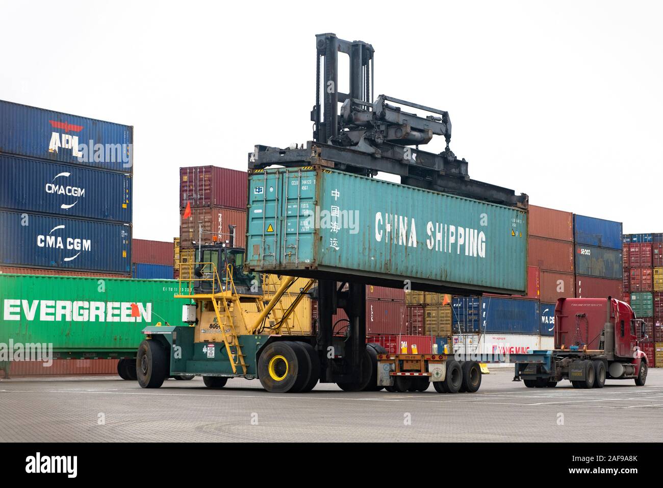 China shipping container lines hi-res stock photography and images - Alamy