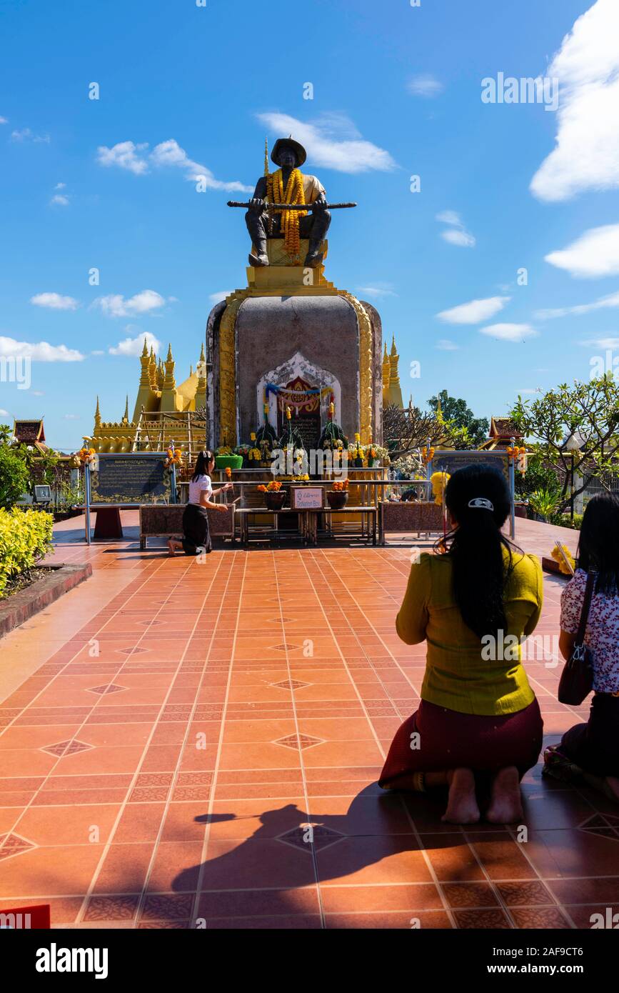 Women pay their respect at the King Setthathirath Statue, Pha That ...