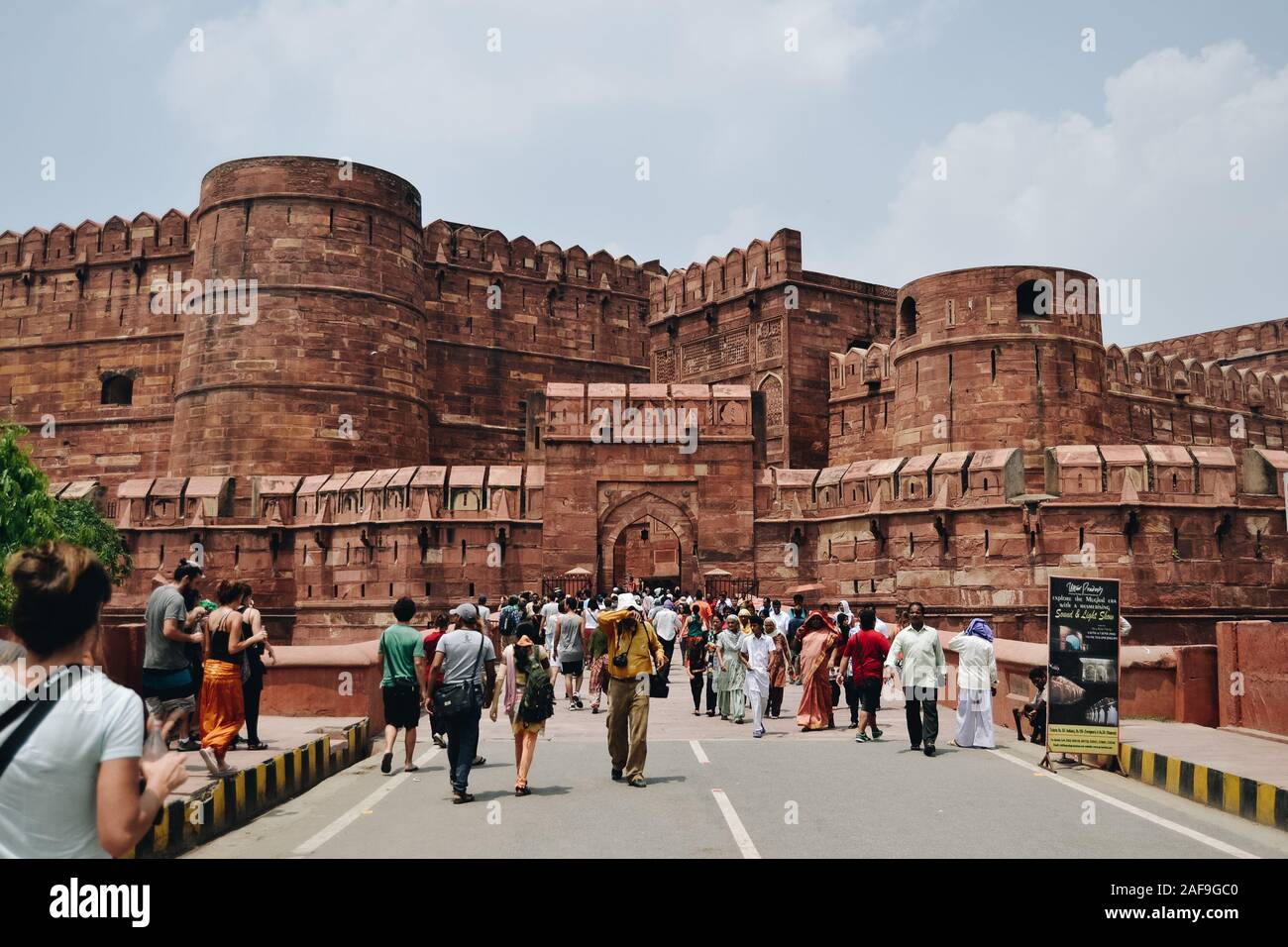 Agra red fort main gate hi-res stock photography and images - Alamy