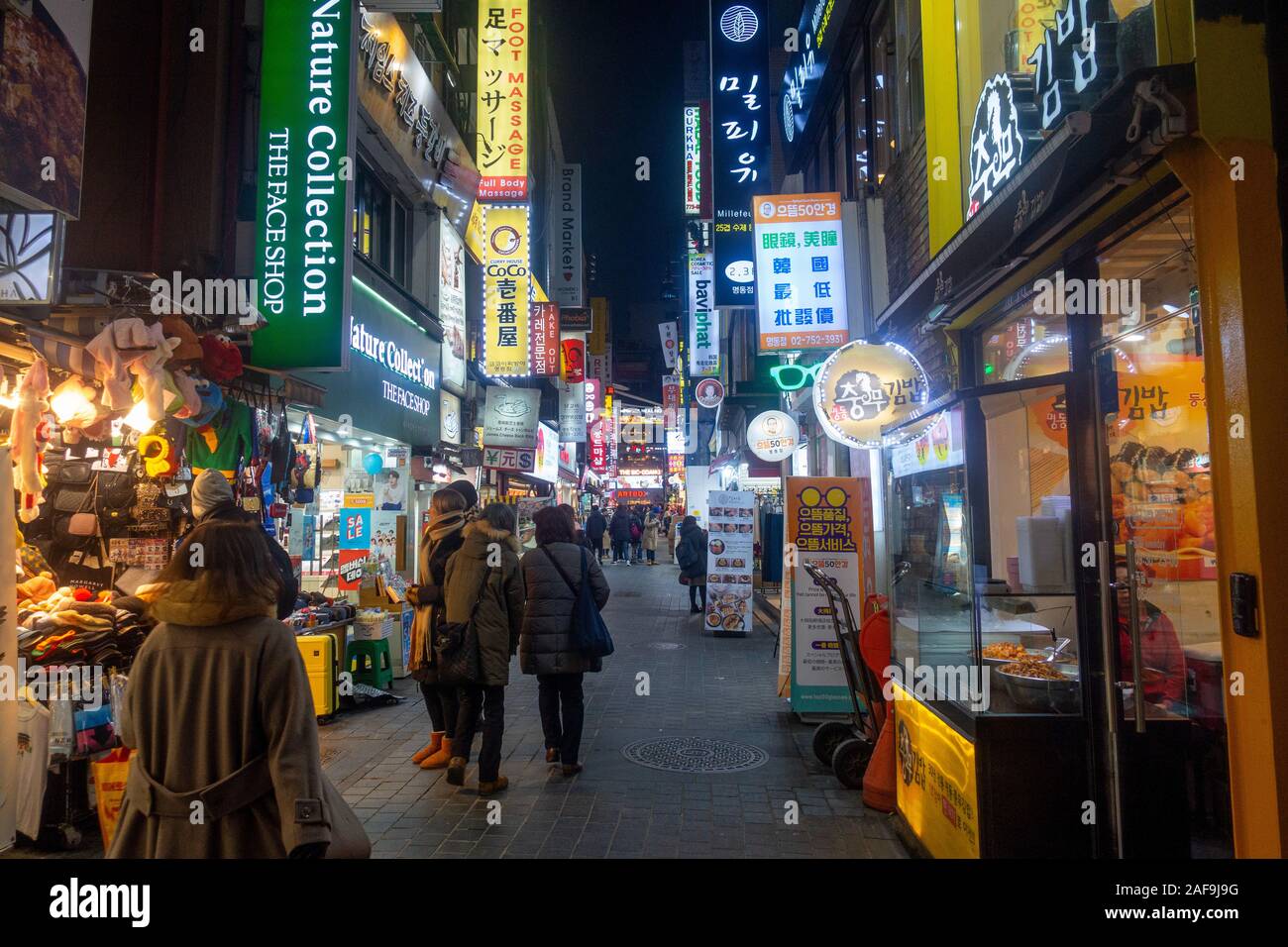 South korea streets hi-res stock photography and images - Alamy