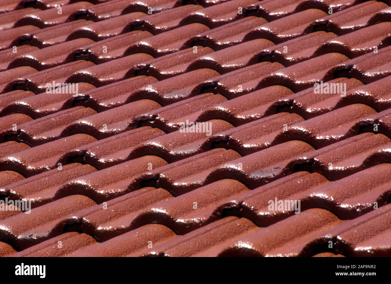 Overlapping roof tiles hi-res stock photography and images - Alamy