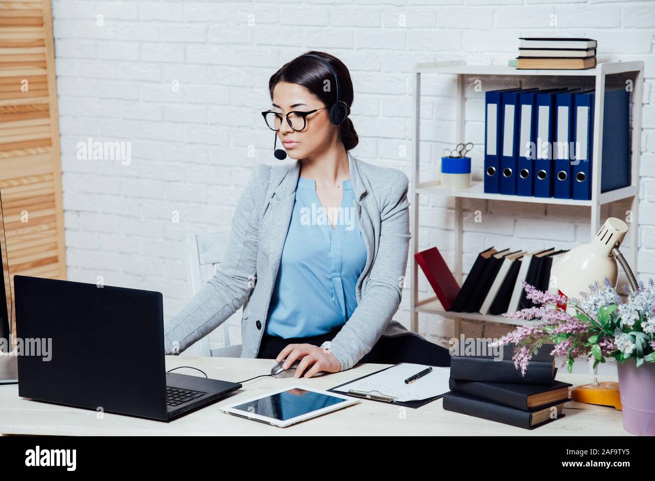 Callcenter desktop hi-res stock photography and images - Alamy