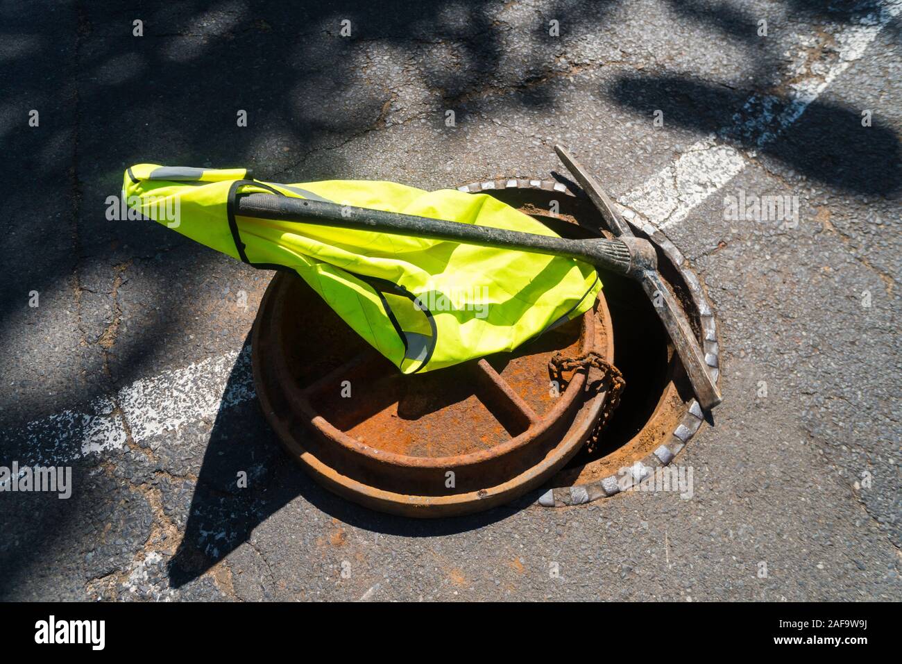 Manhole cover maintenance hi-res stock photography and images - Alamy