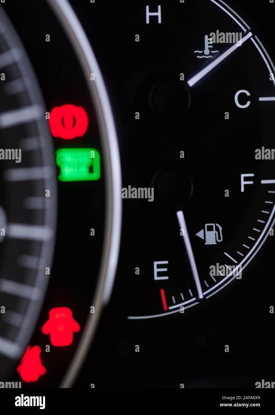 Low gas fuel tank sign close up on dashboard Stock Photo - Alamy
