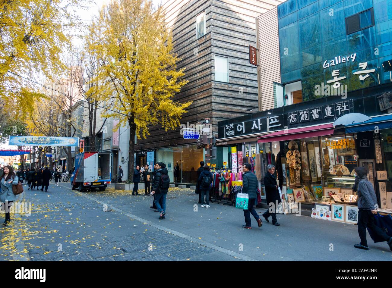 Insadong street scene seoul korea hi-res stock photography and images ...