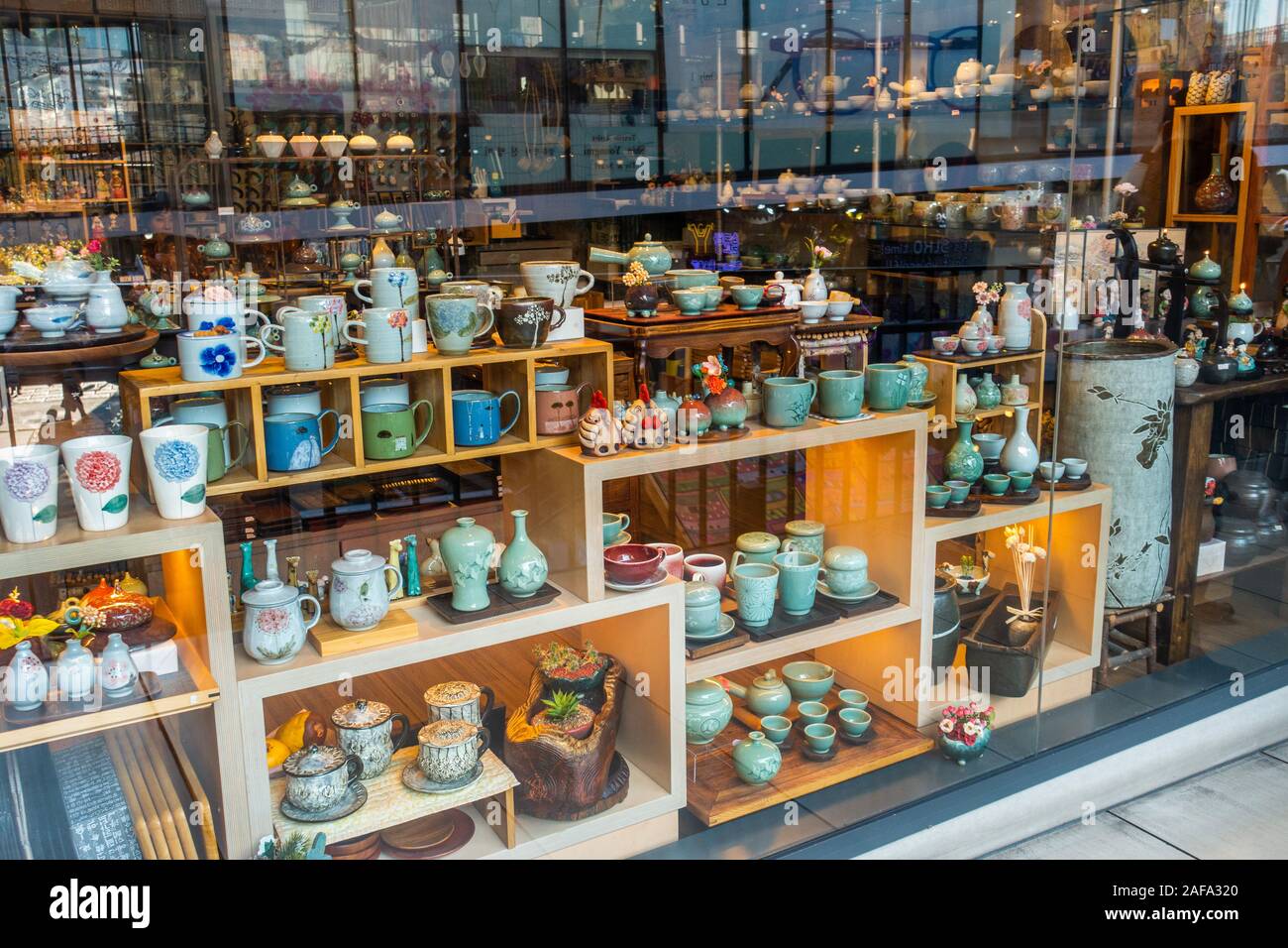 Korean crafts hi-res stock photography and images - Alamy