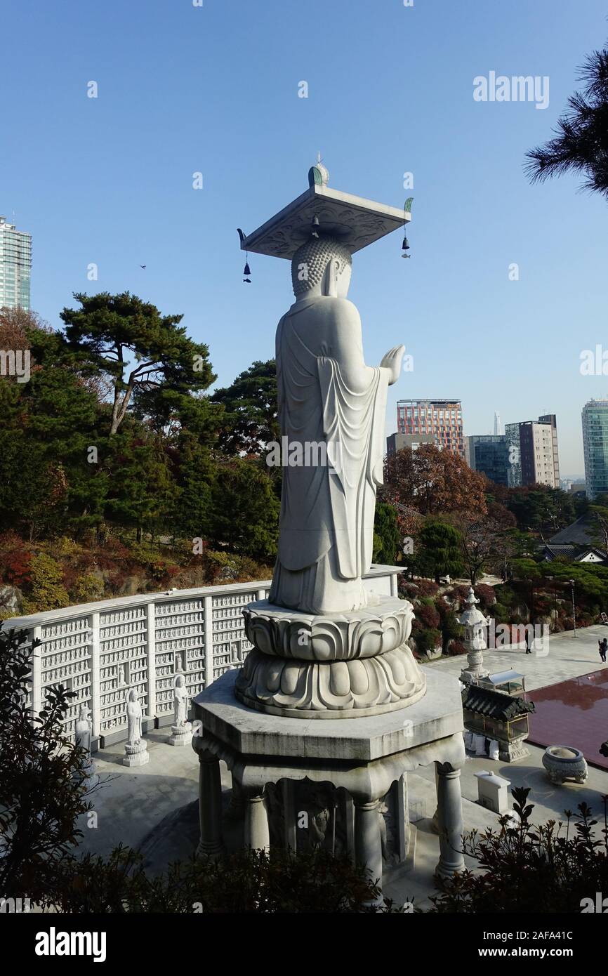 Big buddha statue bongeunsa hi-res stock photography and images - Alamy