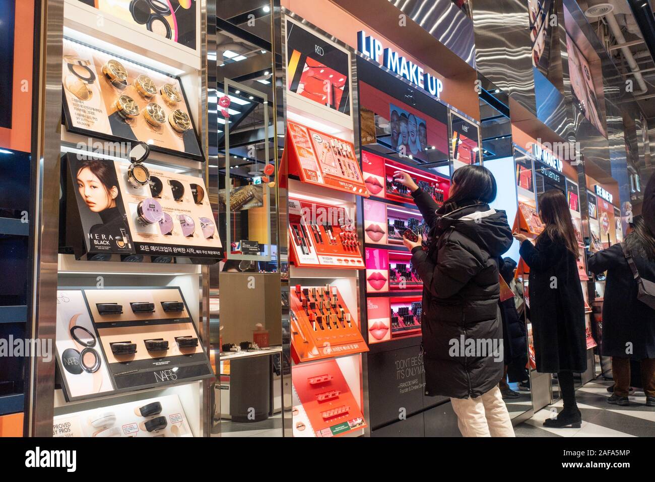 Make up beauty woman store hi-res stock photography and images - Alamy