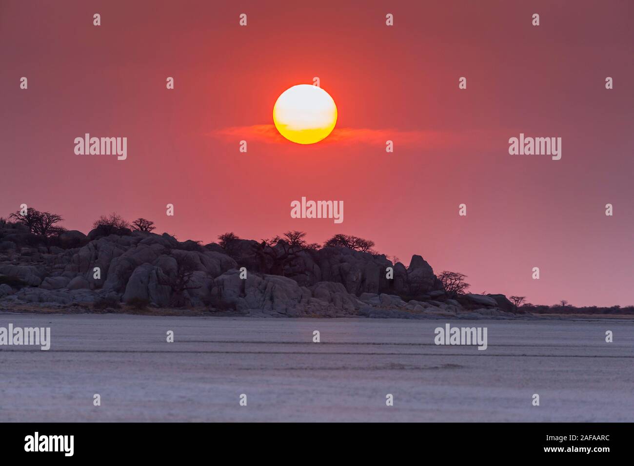 Sunset at Kubu island, white salt pan, Sowa pan(Sua pan), Makgadikgadi ...