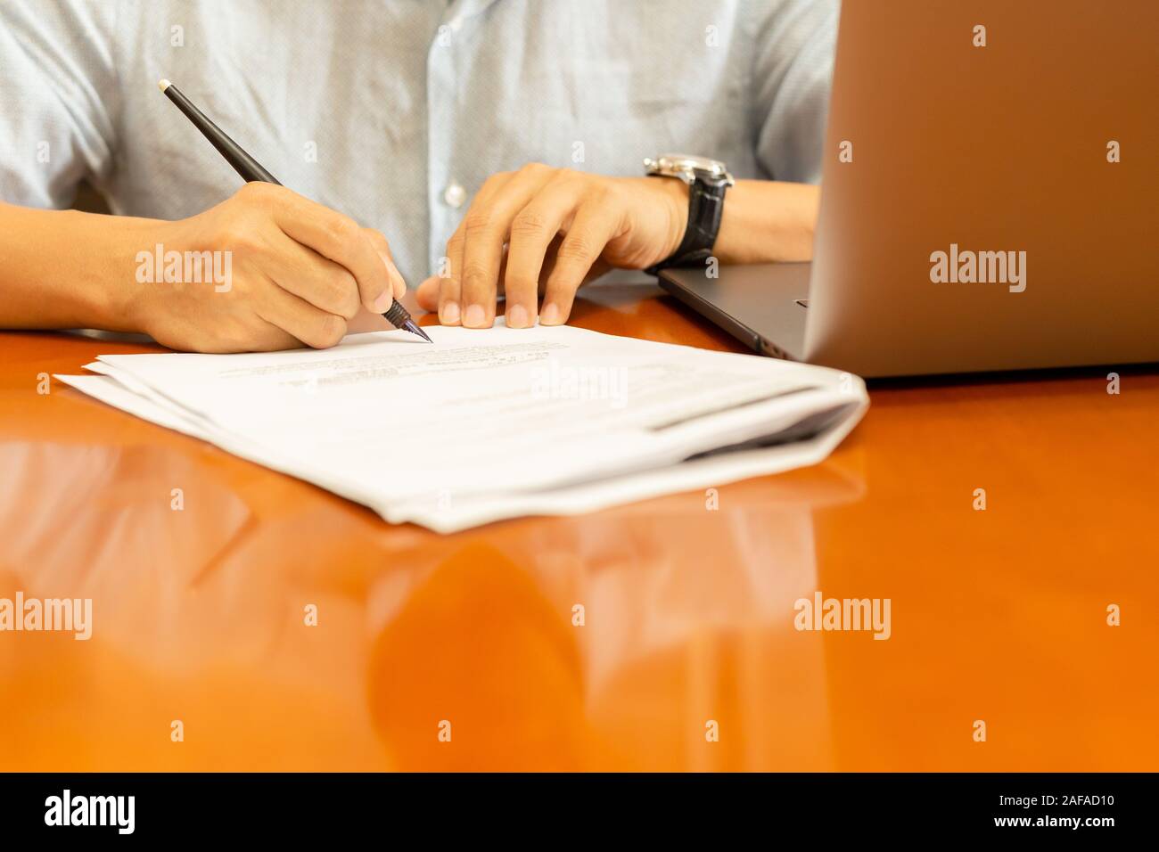 Hand holding quill pen hi-res stock photography and images - Alamy
