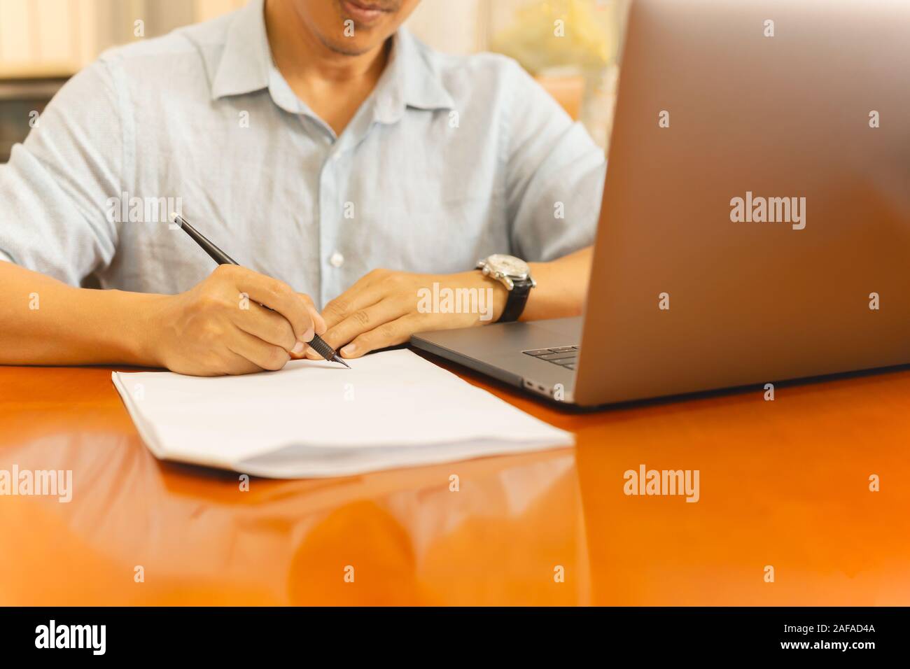 Hand holding quill pen signing hi-res stock photography and images - Alamy