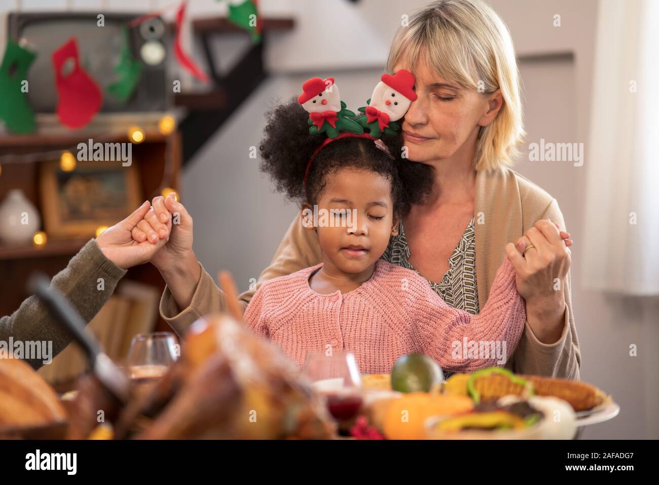 Family praying together meal dining hi-res stock photography and images ...