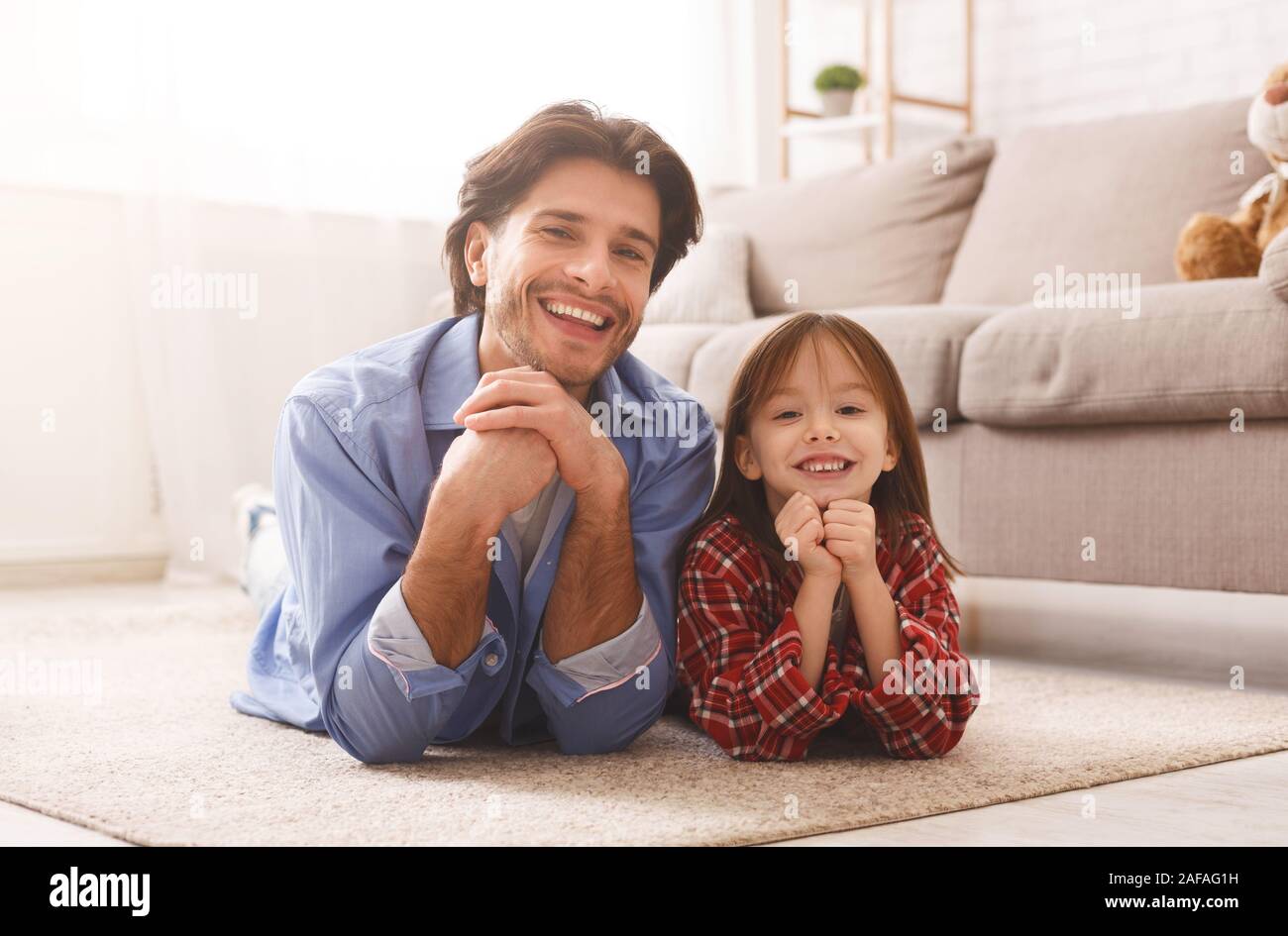 Happy single father and his daughter smiling at camera Stock Photo - Alamy