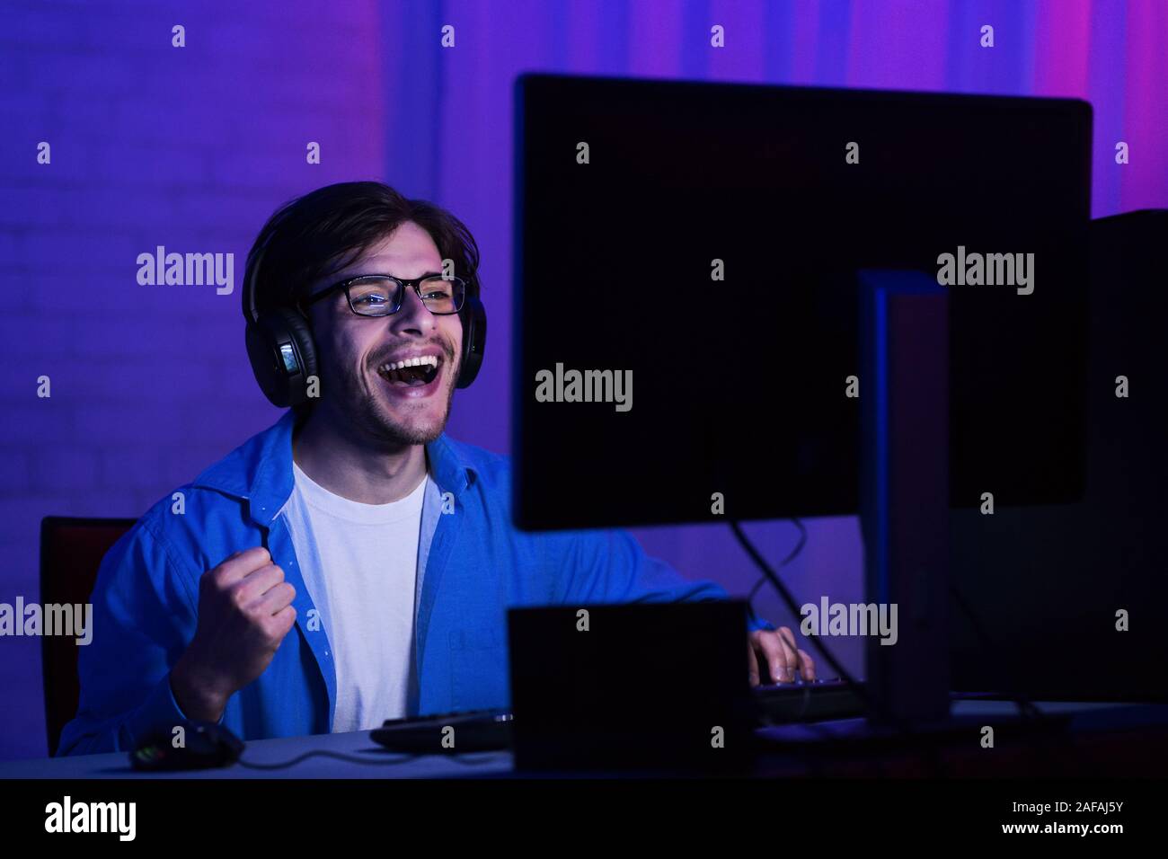 Overjoyed man hi-res stock photography and images - Alamy