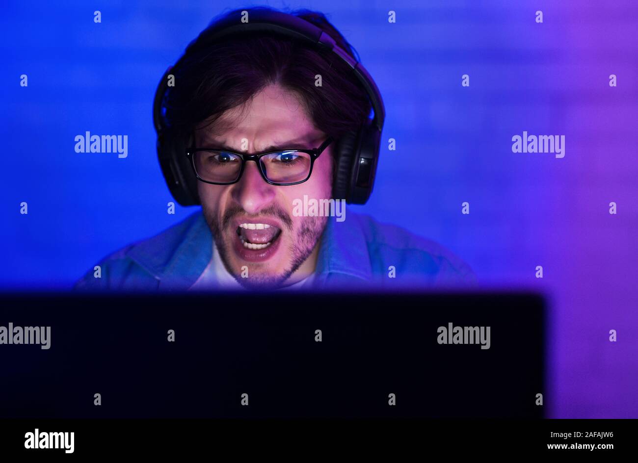 Man playing computer game shout hi-res stock photography and images - Alamy