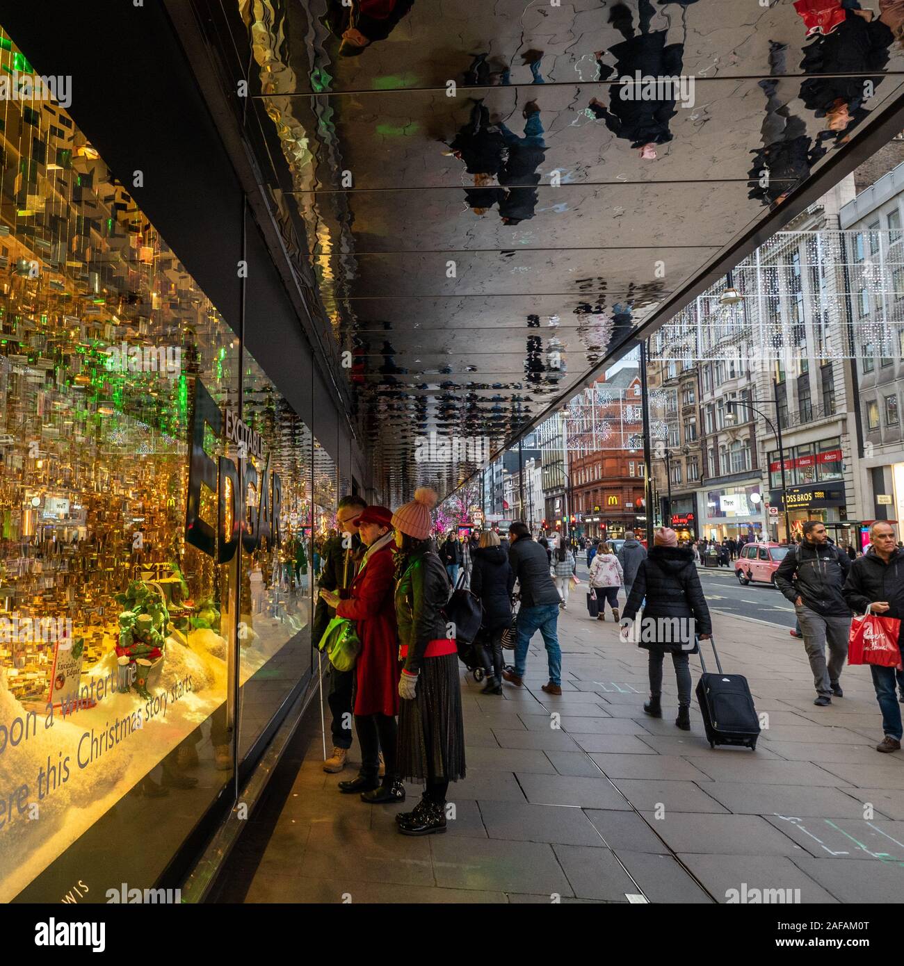 Famous london shopping street hi-res stock photography and images - Alamy