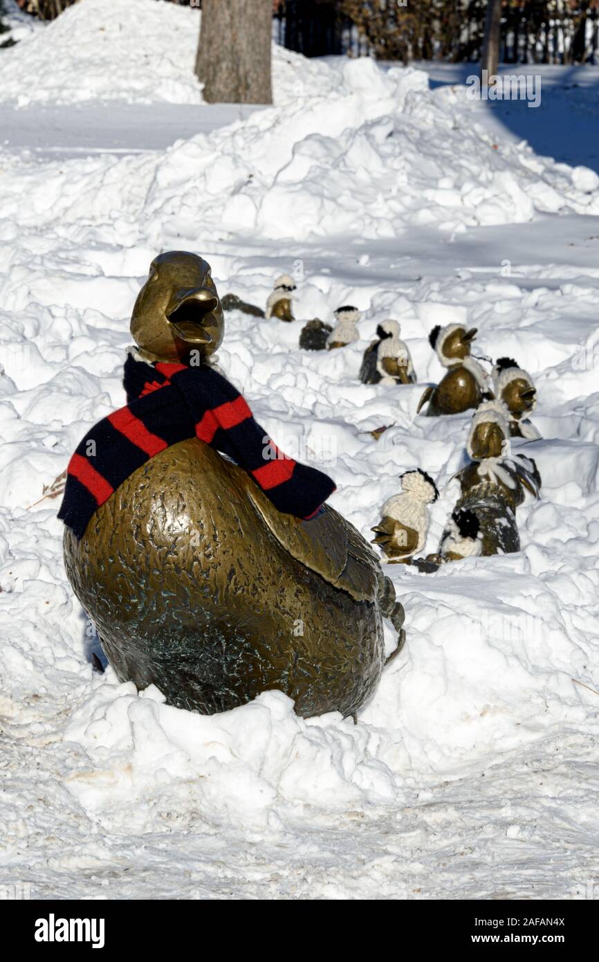 Bronze statue of the ducklings by nancy schon hi-res stock photography ...
