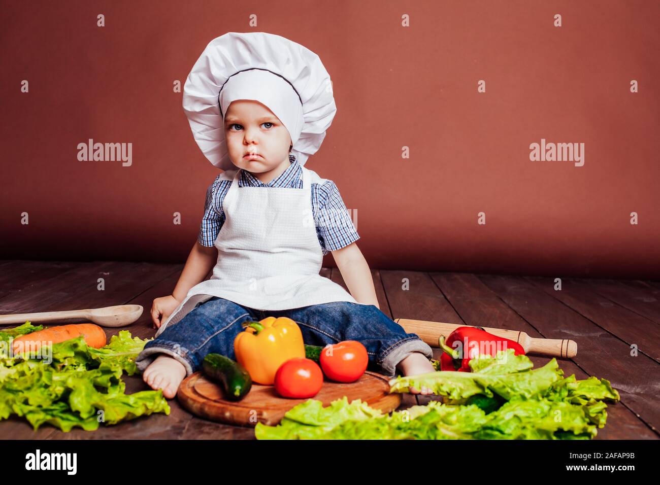 little boy Cook carrots, peppers, tomatoes, lettuce Stock Photo - Alamy
