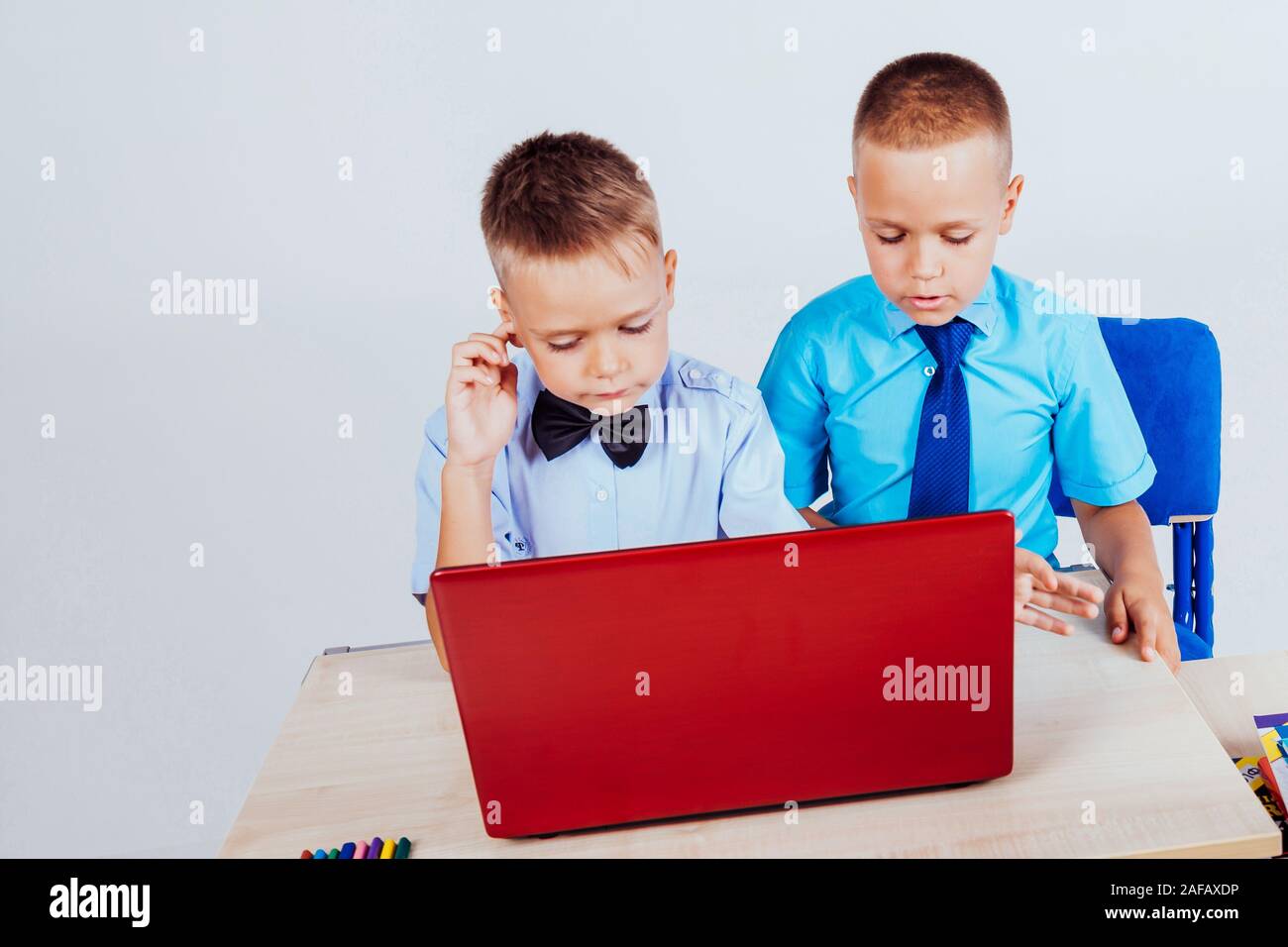 College age girl and boy hi-res stock photography and images - Alamy