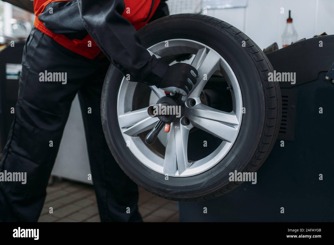 Car Wheel Balancing High Resolution Stock Photography and Images - Alamy