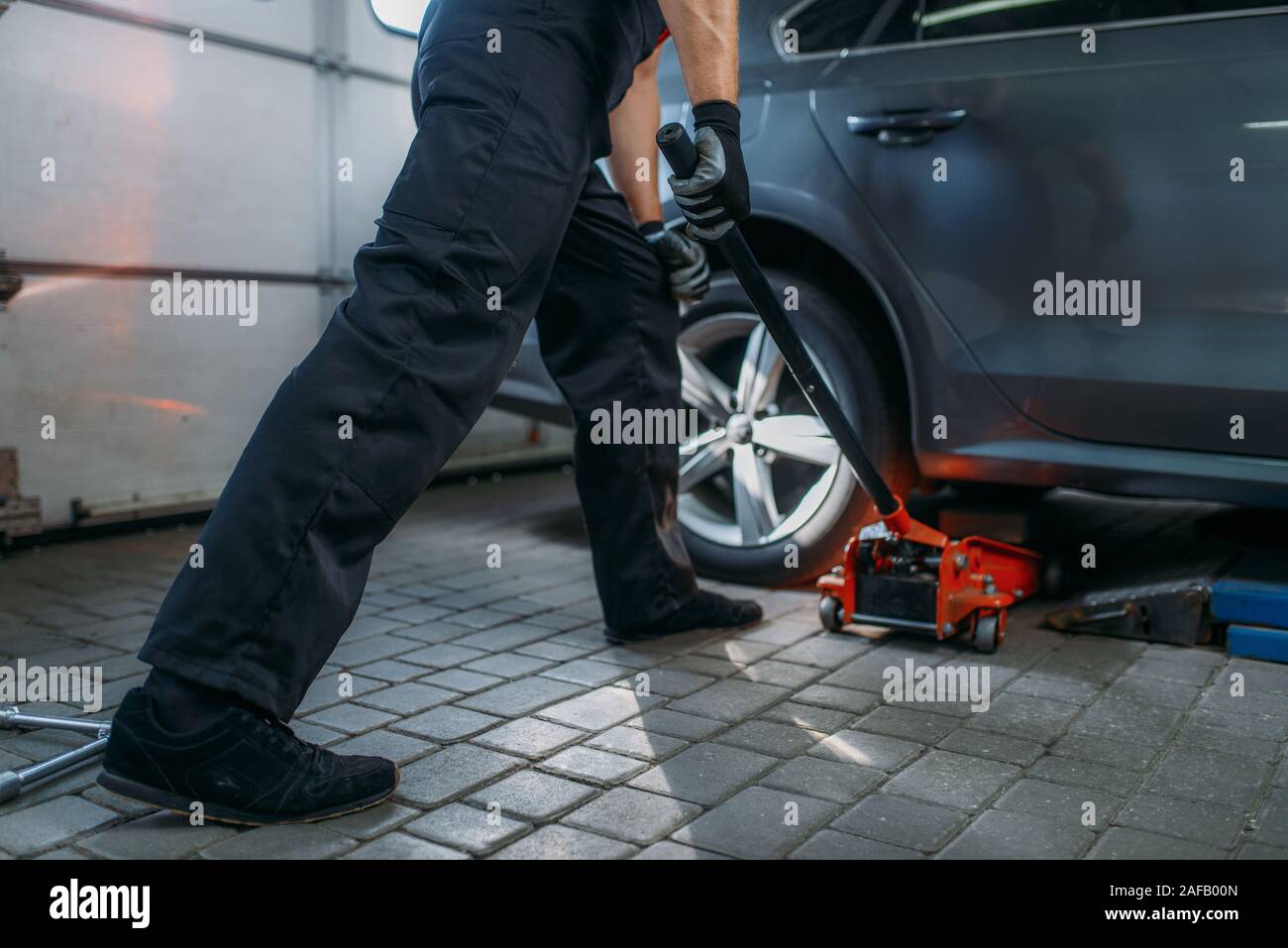 Car jacks hi-res stock photography and images - Alamy