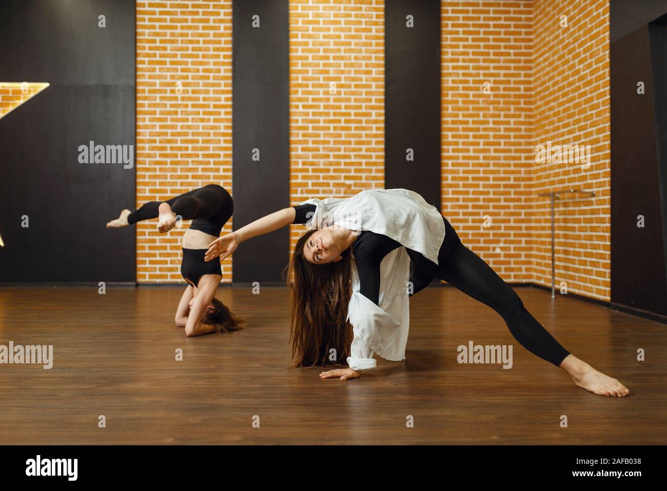 Two contemporary dance performers poses in studio Stock Photo - Alamy