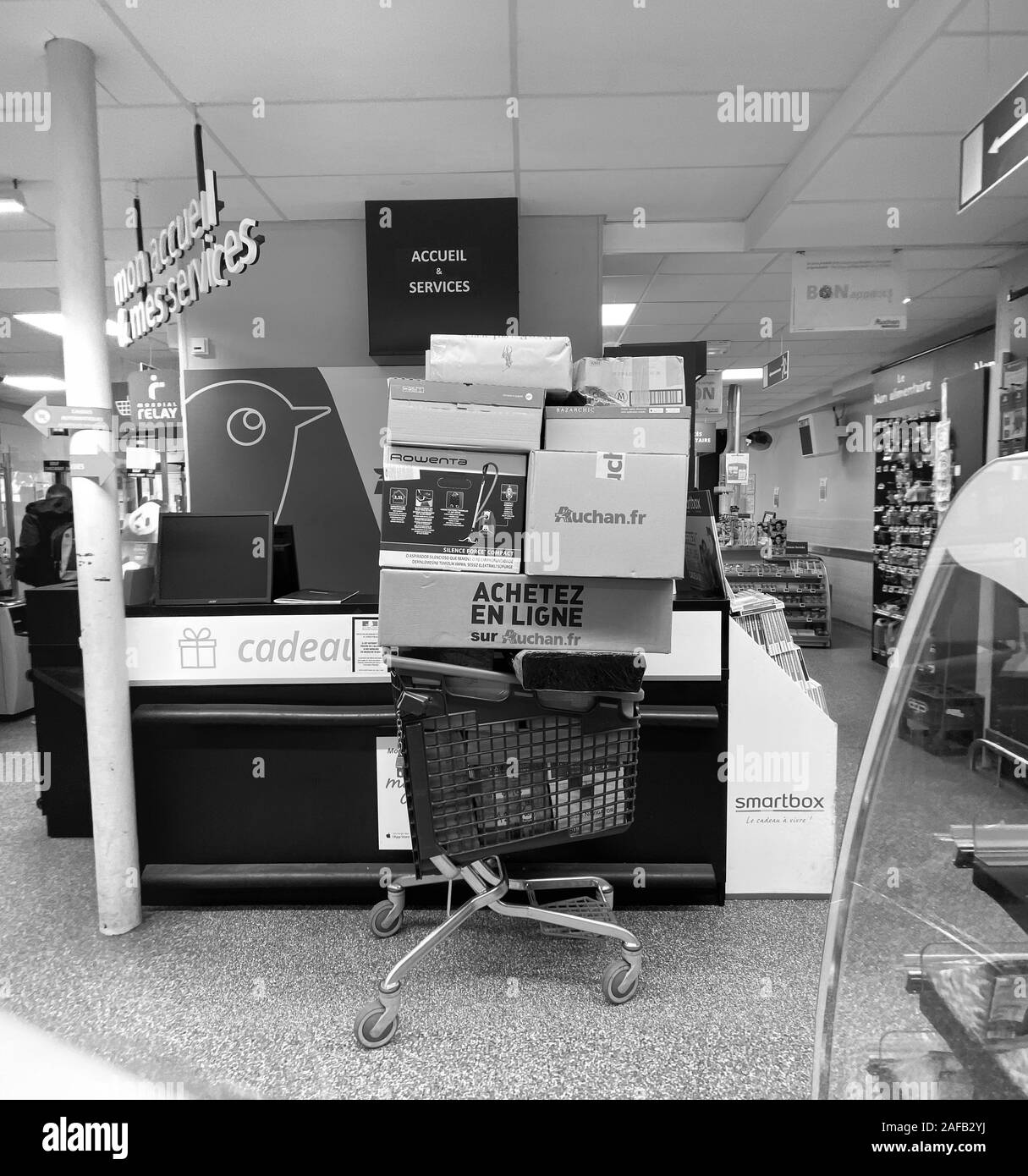 Empty carts waiting hi-res stock photography and images - Alamy