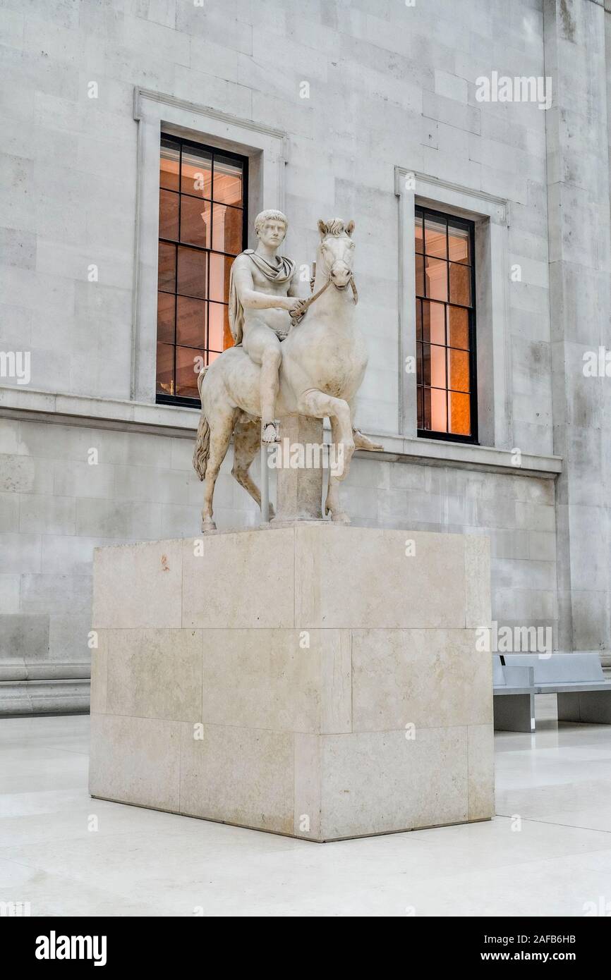 Statue of youth hi-res stock photography and images - Alamy