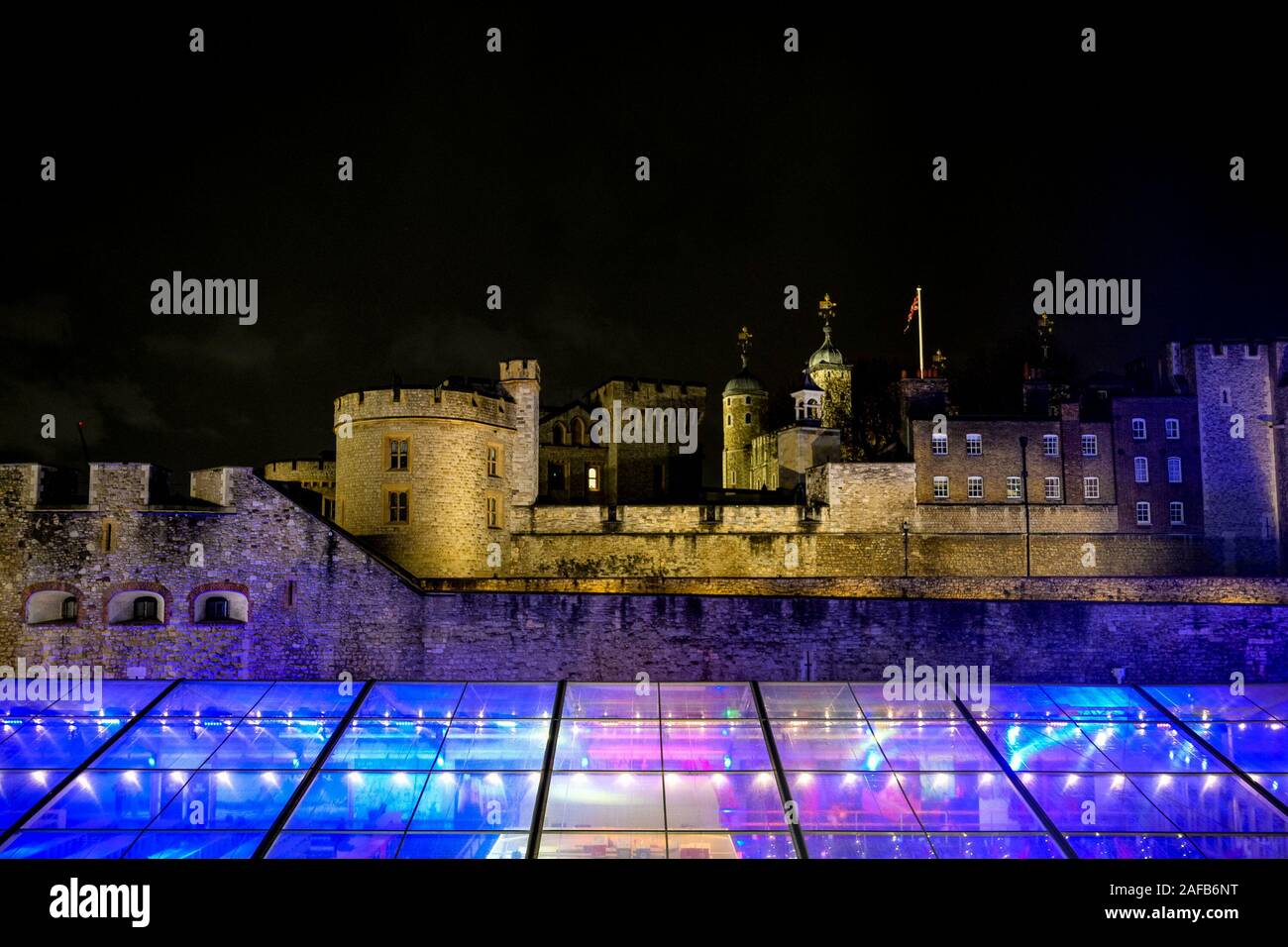 Tower of London, castle at night, London, England, UK Stock Photo - Alamy