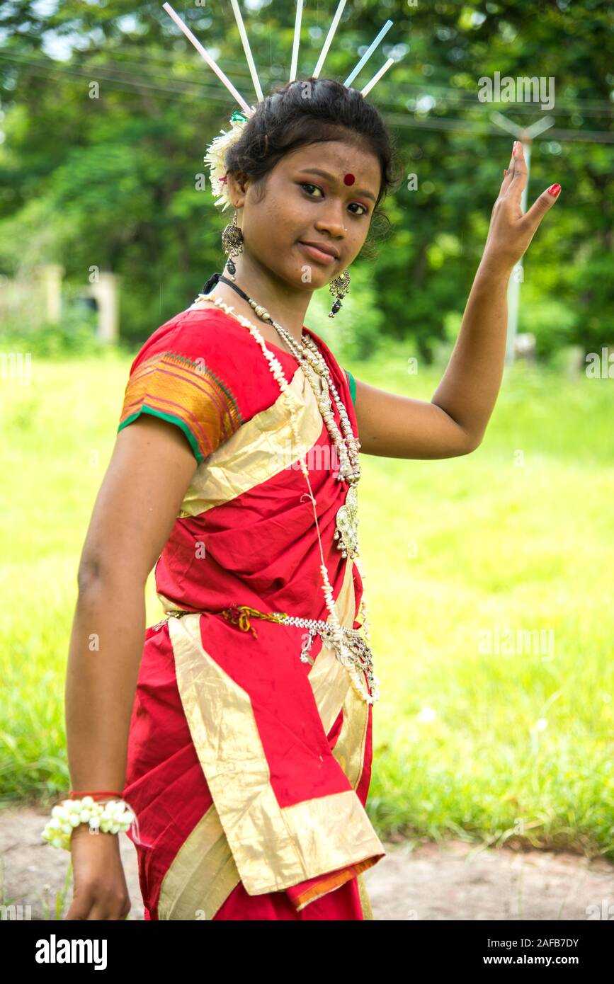 Gond tribe hi-res stock photography and images - Alamy