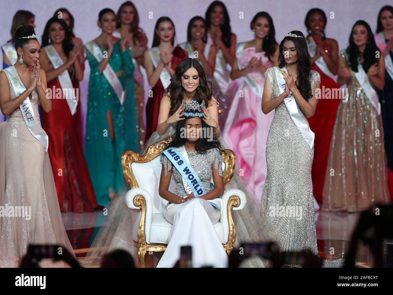 Former Miss World 2018, Vanessa Ponce, places a crown on Miss Jamaica ...