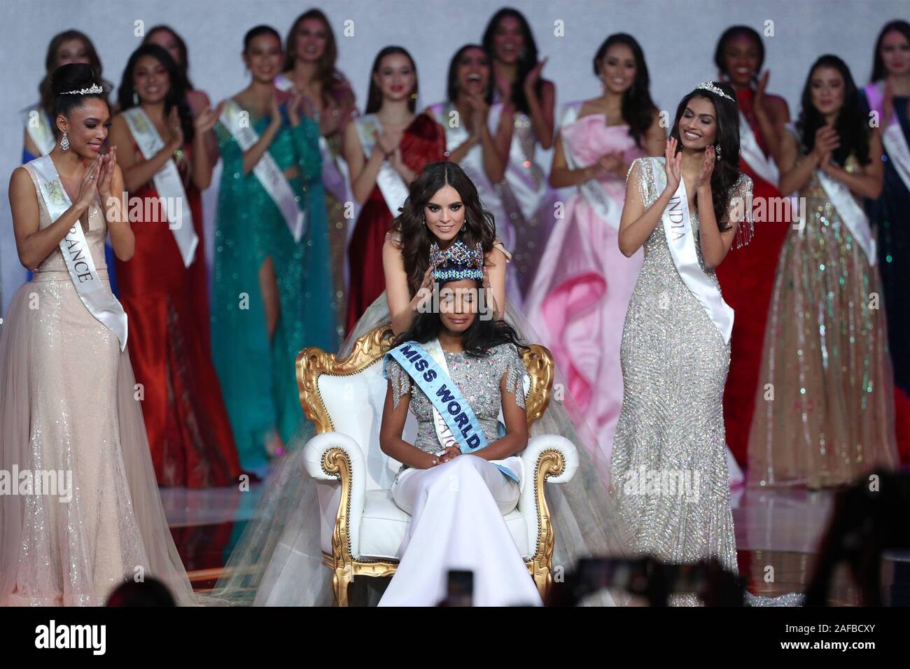 Former Miss World 2018, Vanessa Ponce, places a crown on Miss Jamaica ...