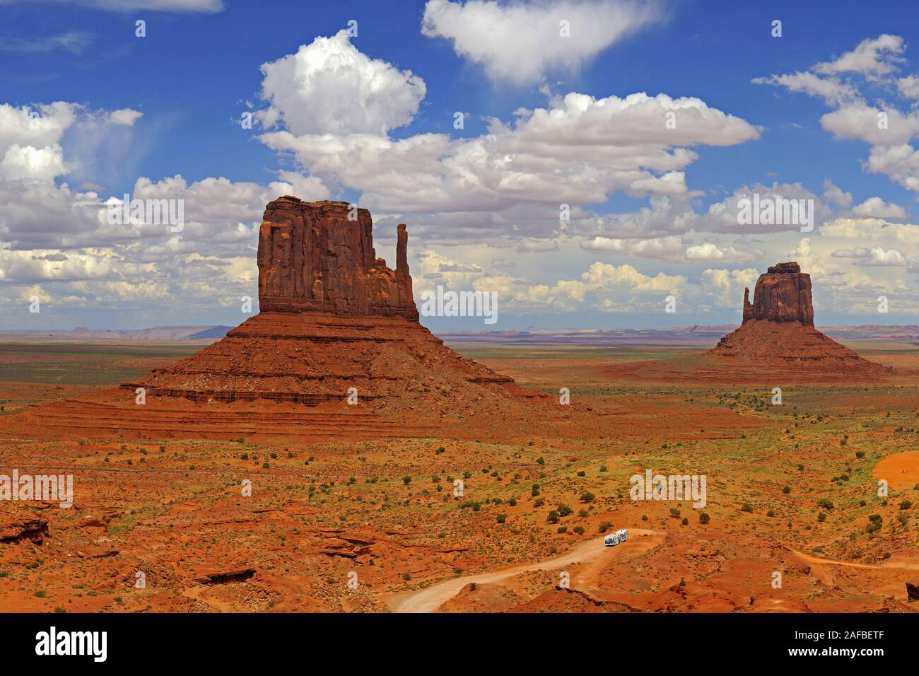 Panoramblick ueber das Monument Valley, "The Mittens" Buttes, Arizona ...
