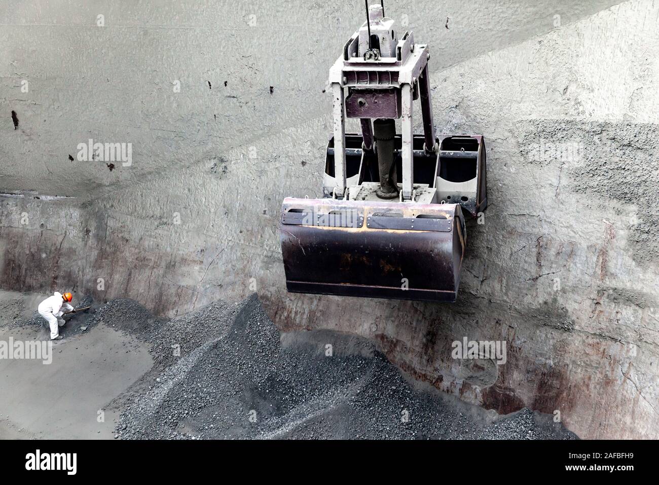 dock workers unloading clinker from a vessel container Stock Photo - Alamy