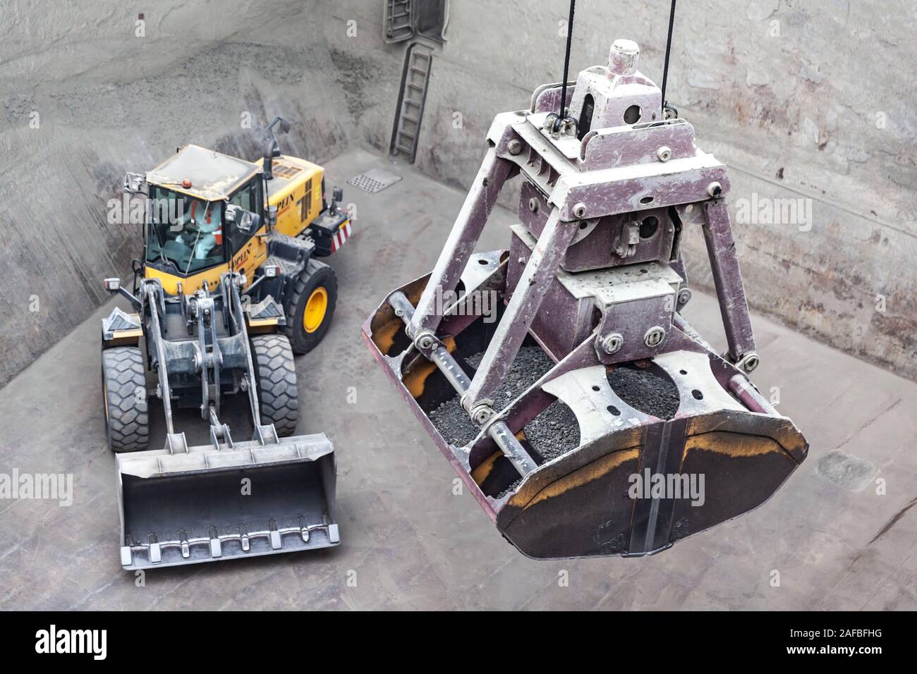 dock workers unloading clinker from a vessel container Stock Photo - Alamy