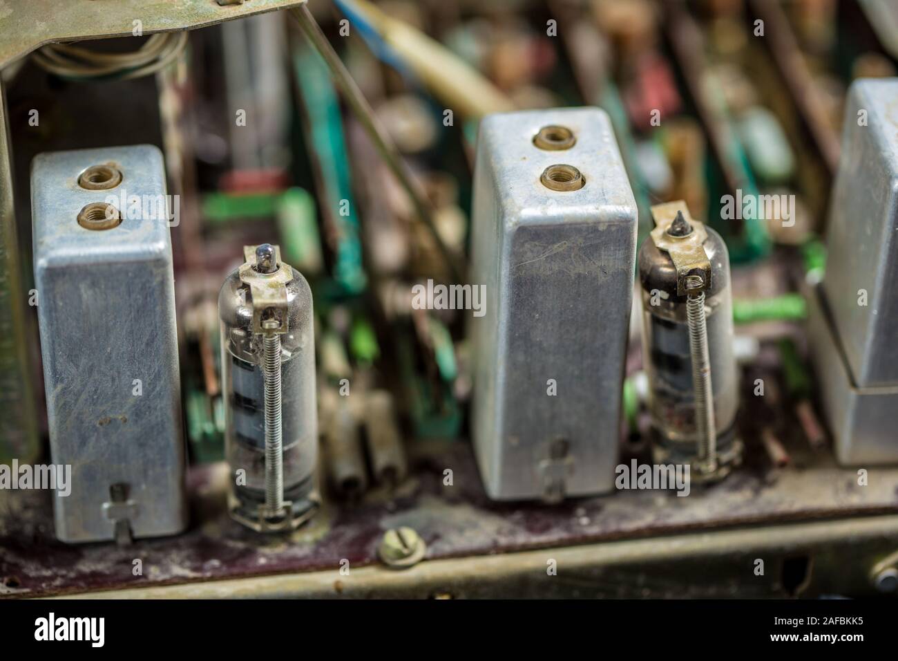 Vintage vacuum tube computer radio hi-res stock photography and images ...