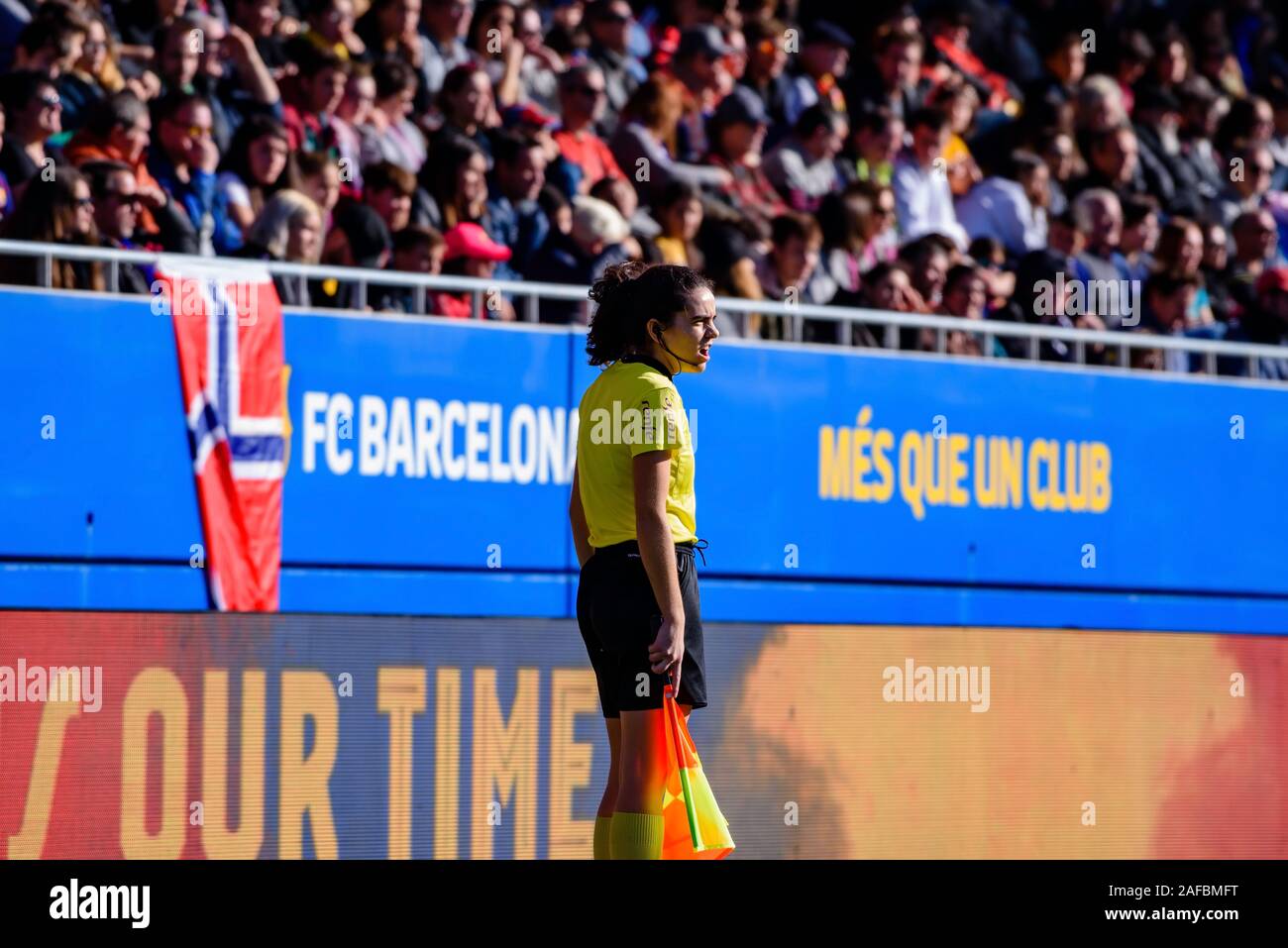 BARCELONA - DEC 8: A female assistant referee at the Spanish Women ...