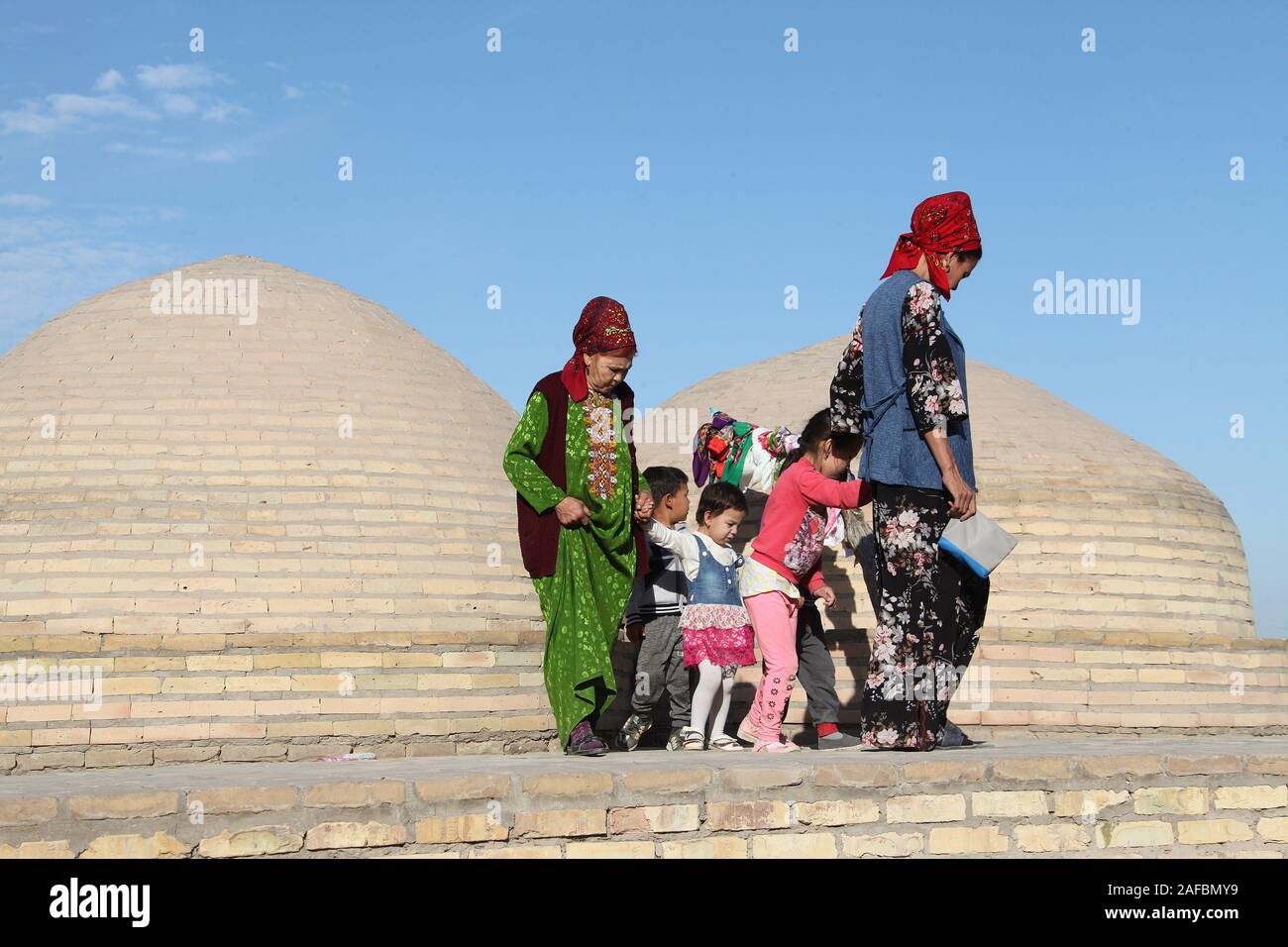 Muslim pilgrims at Kunya Urgench in Turkmenistan Stock Photo - Alamy