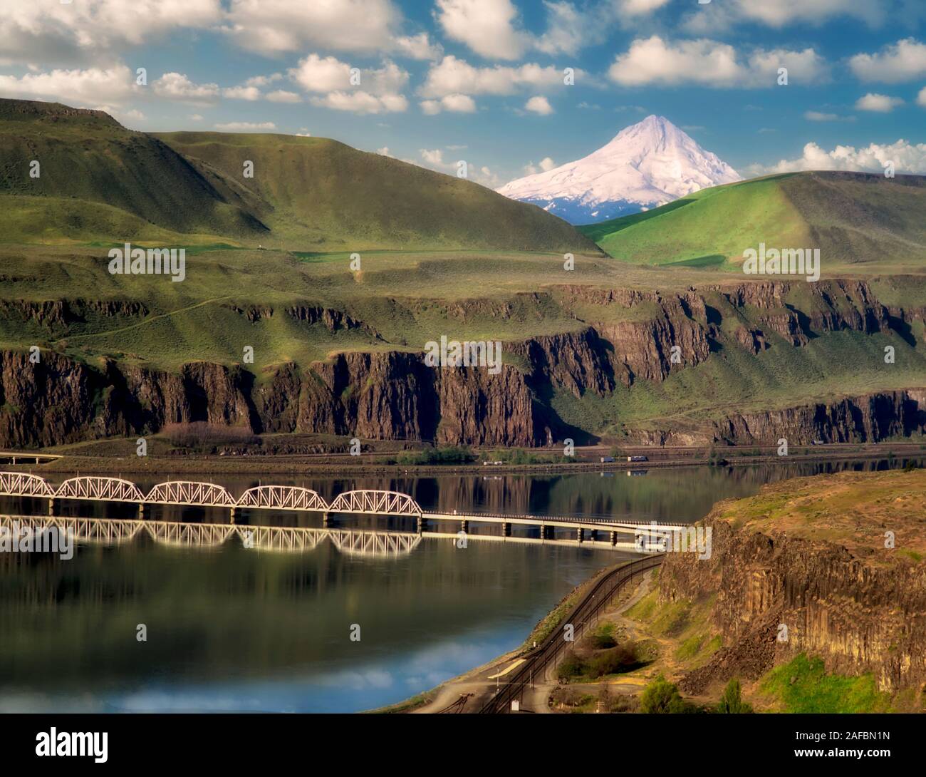 Train bridge over columbia river hi-res stock photography and images ...