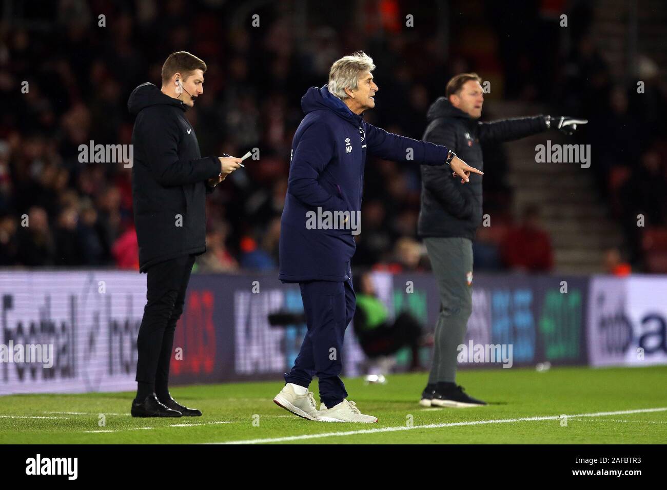 West ham united manager manuel pellegrini gestures on touchline hi-res ...