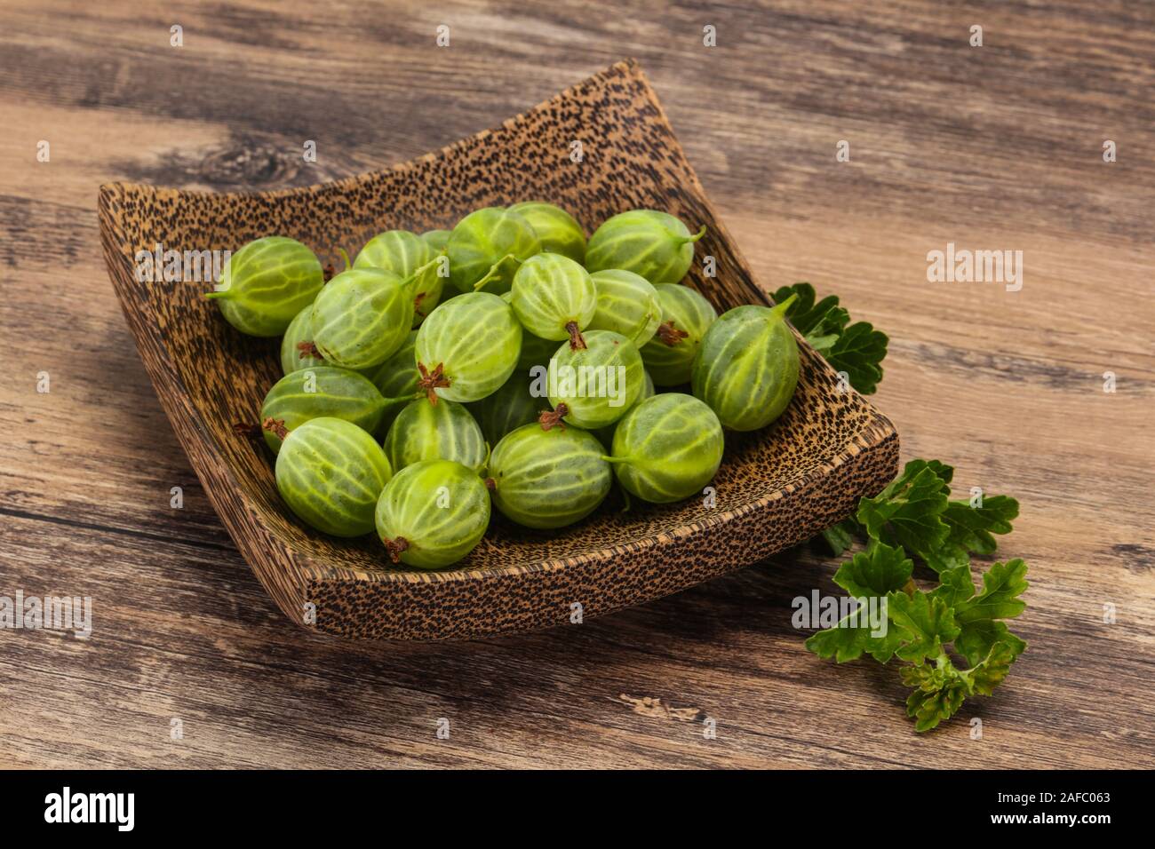 Fresh ripe green sweet gooseberry with leaf Stock Photo - Alamy