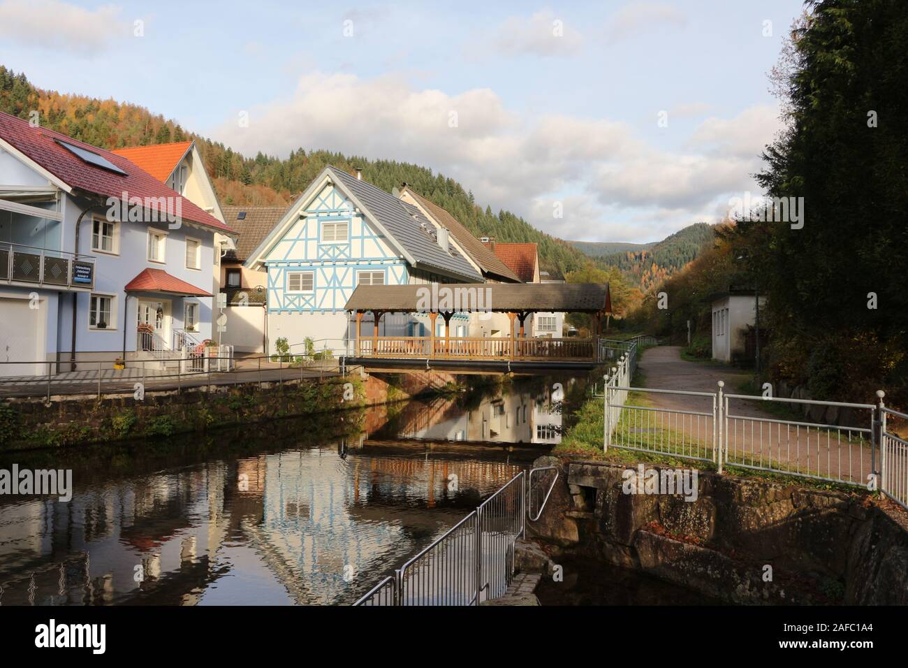 Kleiner Fluss im Zentrum von Oppenau im Schwarzwald Stock Photo - Alamy
