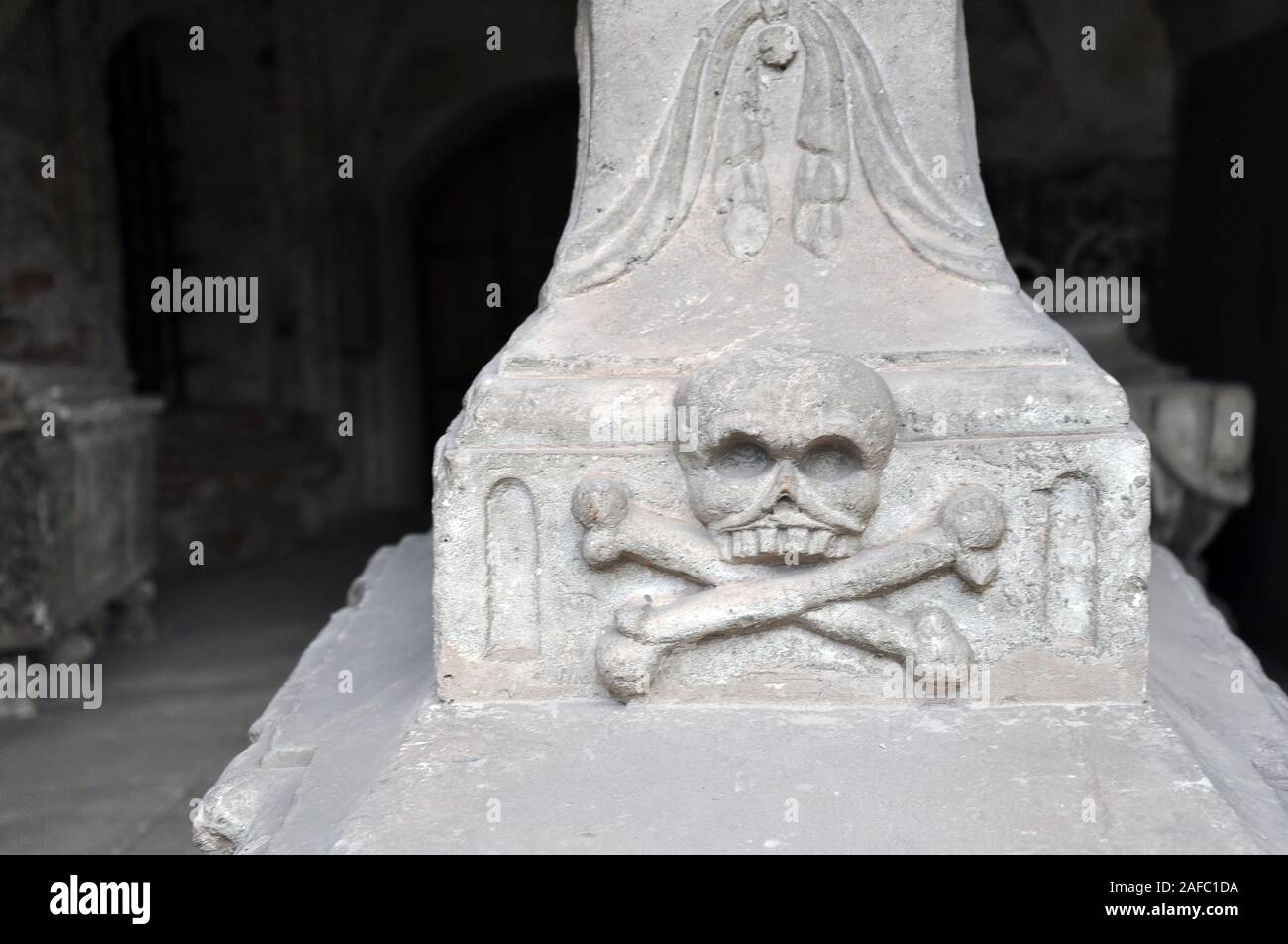 Skull crossbones tombstone hi-res stock photography and images - Alamy