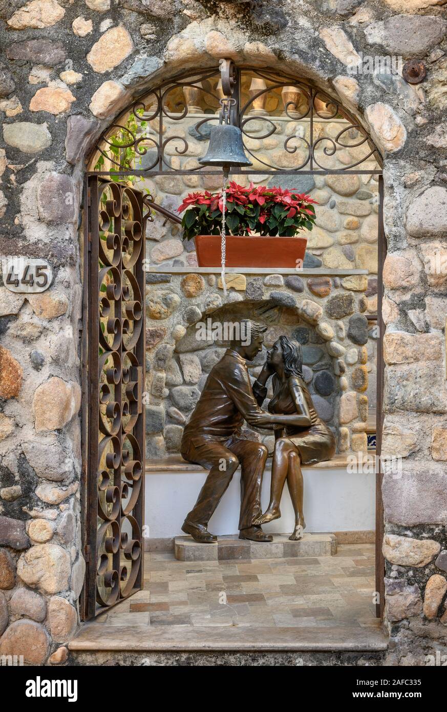 Richard Burton and Elizabeth Taylor statue at the entrance to Casa ...