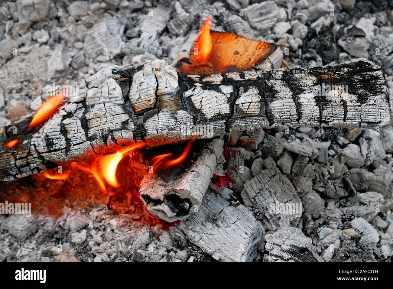 Pile of ash embers wood hi-res stock photography and images - Alamy