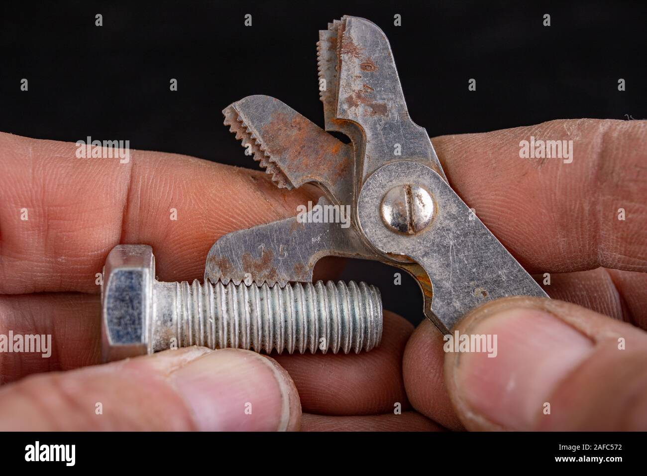 Checking the screw thread with an analog meter. Correctness of the ...