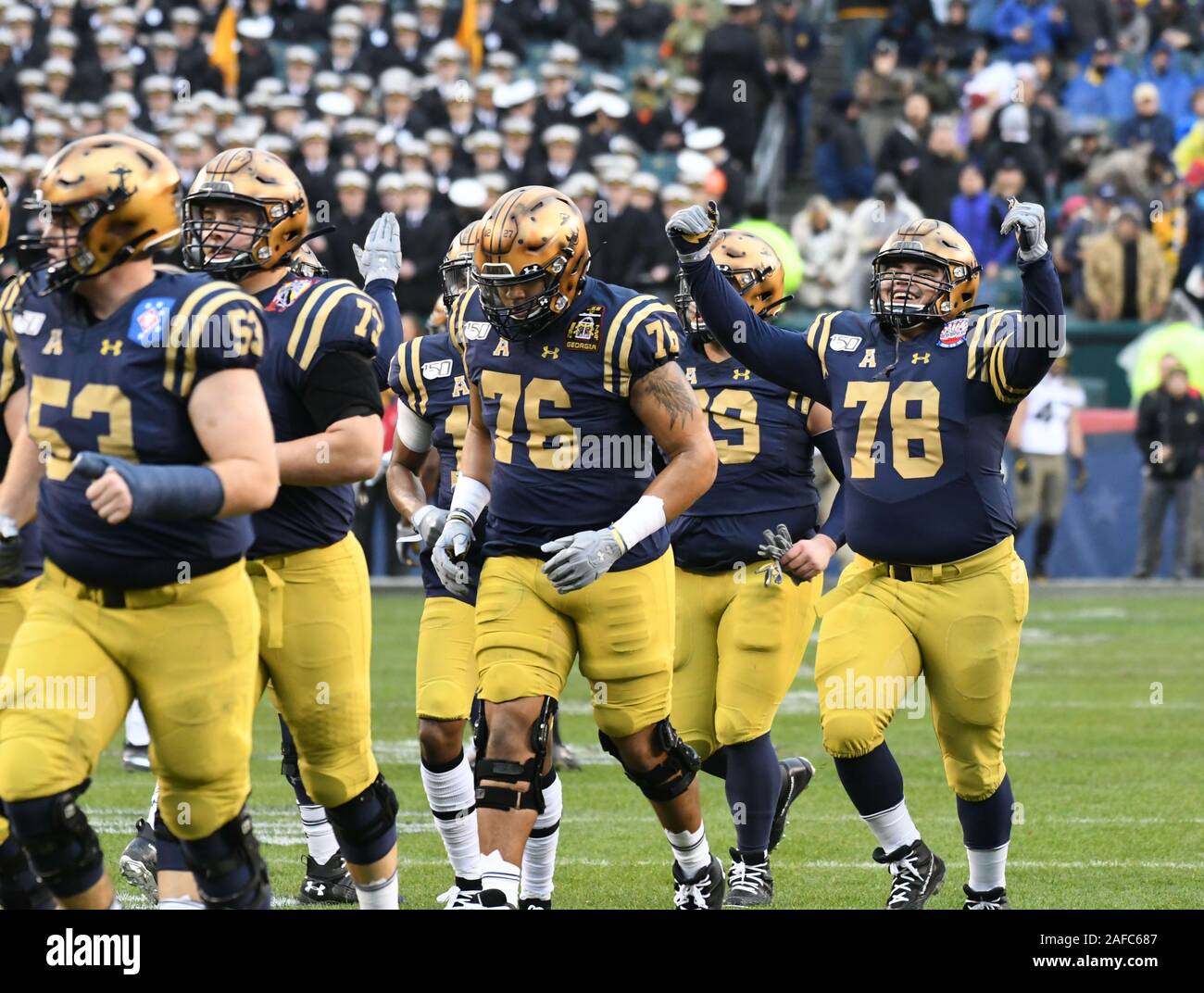 Navy football team hi-res stock photography and images - Alamy